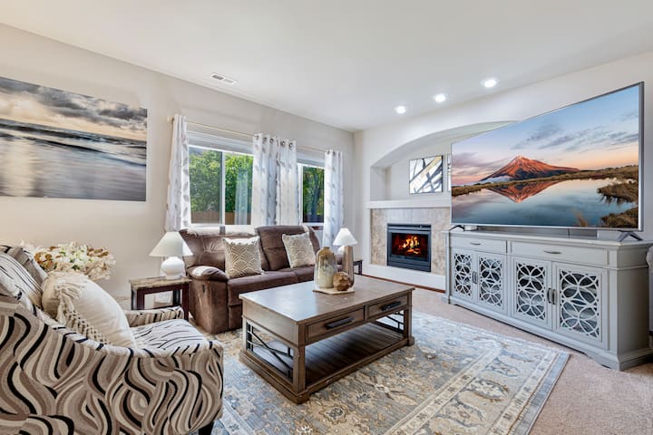 Centrally Located, Stylish Home With Fenced Yard - Marysville, WA