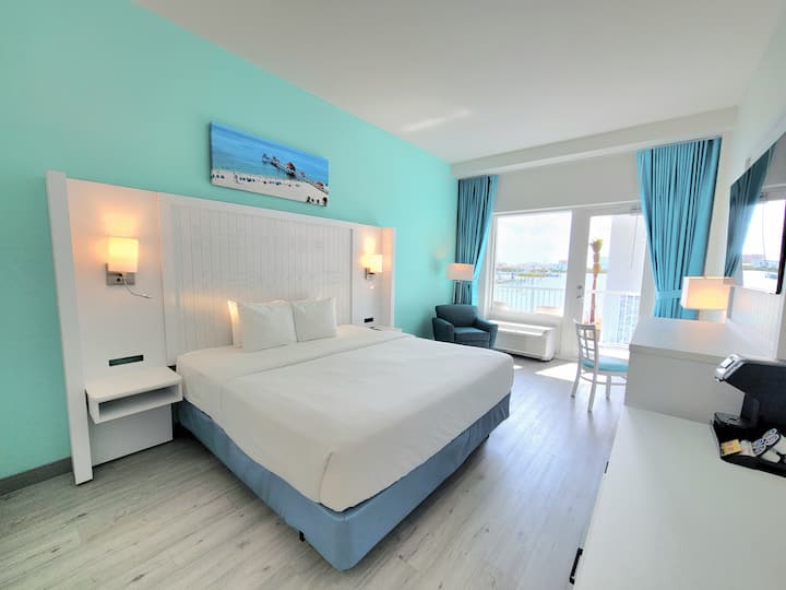 New! King Bed W/ Great Pool View - Clearwater, FL