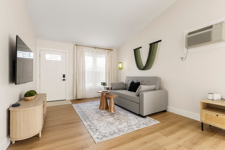The Modern Haven / 3beds / Excellent Location - Rockford, IL