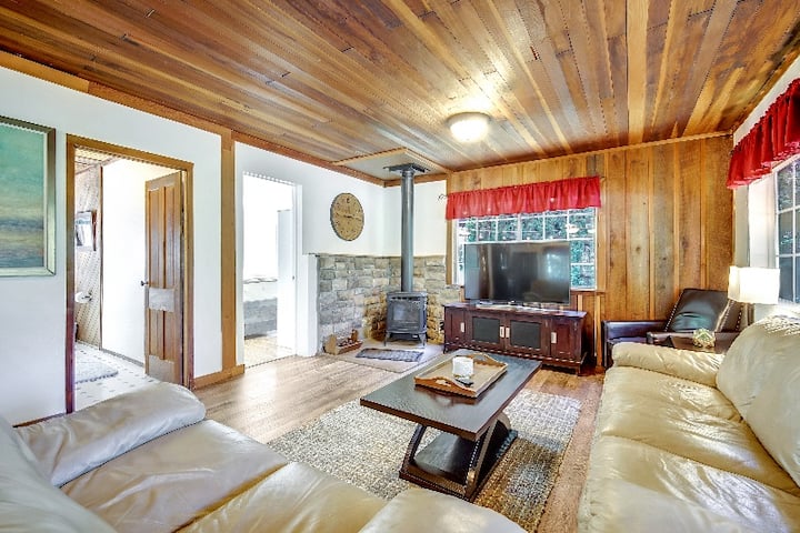 Lazy Days Cabin With A Relaxing Hot Tub & Backyard - Occidental, CA