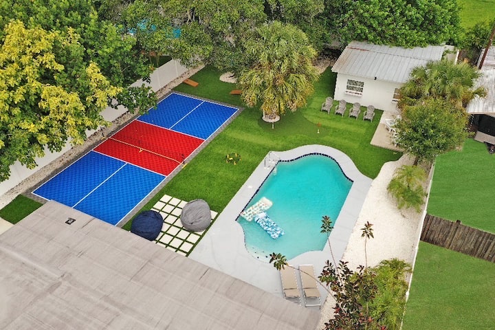 Pickleball Court | Mini Golf | Backyard Bar | Pool - St. Petersburg, FL