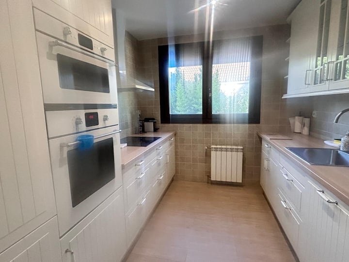 Luxury 9br Villa – Pool, Bbq, 16 Beds For Groups - Alcala de Henares