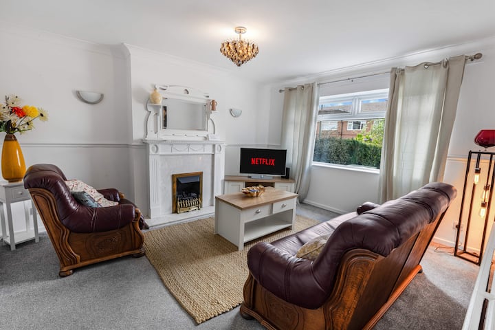 3-bed Home Near Macclesfield | Sleeps 6 | Parking - Macclesfield