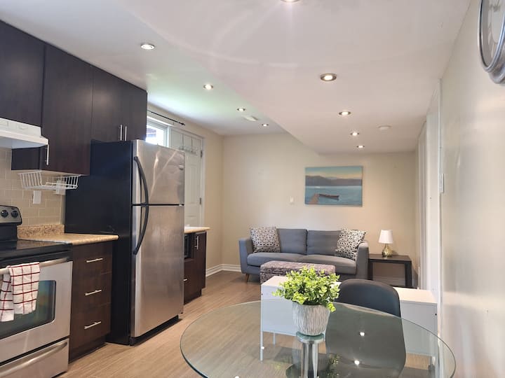 Bright & Clean Stay On Eglington West - Toronto