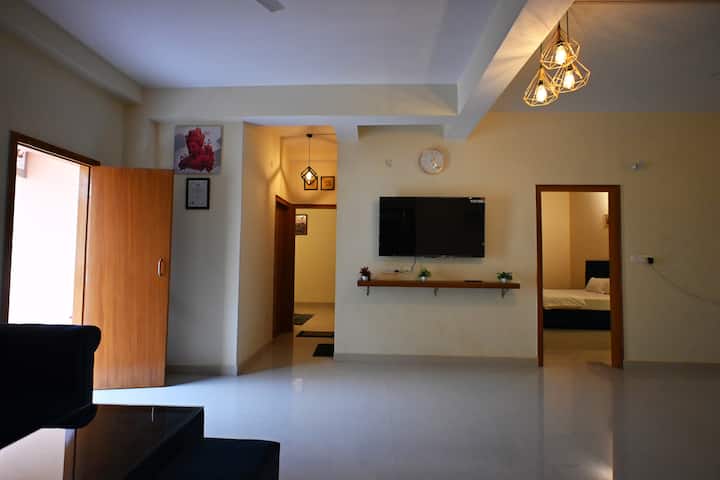 Zoomstay-3bhk Centrally Located Cozy Apartment - ワーラーナシー