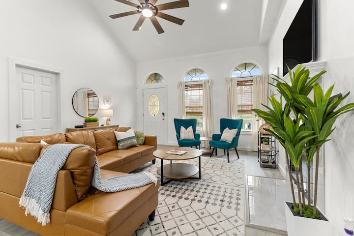 Modern & Updated 3bed 2bath Home - Taylor, TX