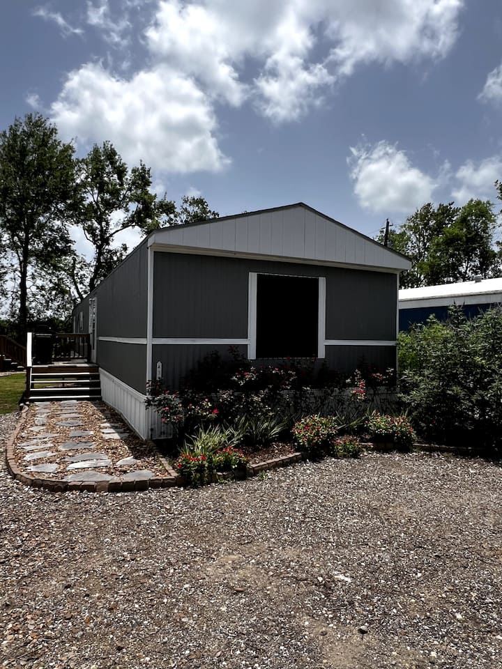 Gray Getaway - Danbury, TX