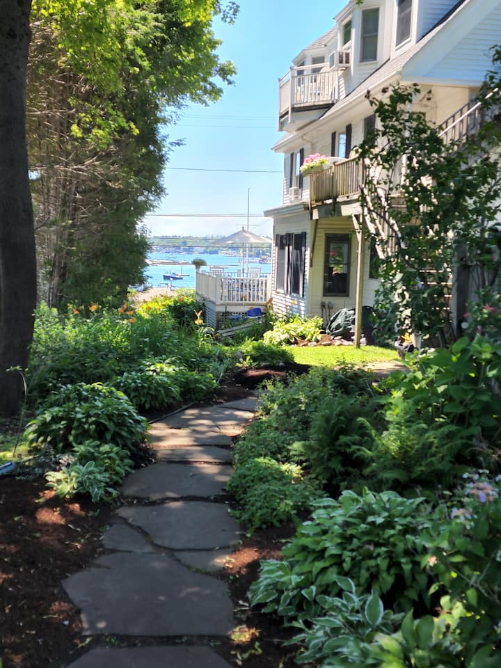 Atlantic Ark Inn      Solitude - Boothbay Harbor, ME
