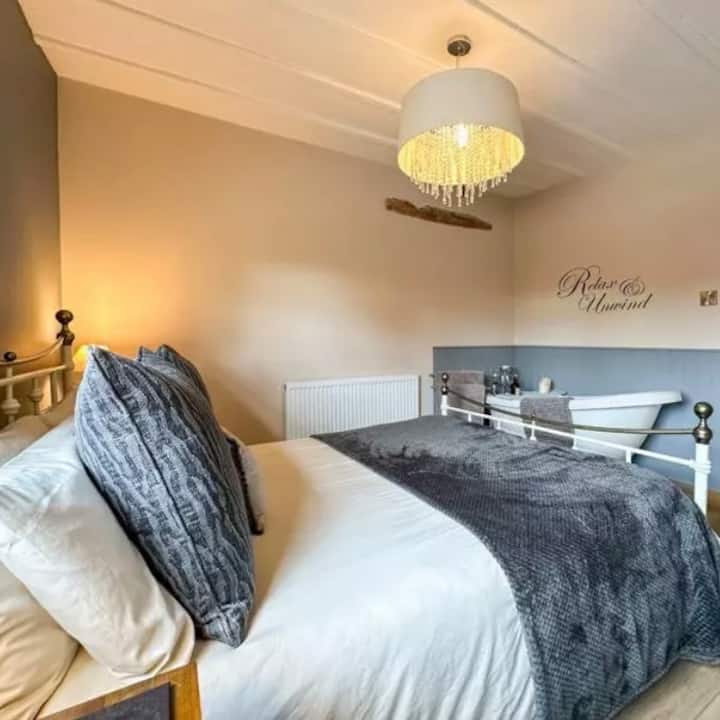 Cosy, Romantic Cottage, 20 Min Drive Alton Towers - Caverswall Castle