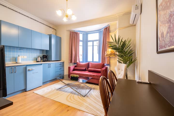 Vintage Charm: 1br 1940s Apt In Prime Location - Estambul