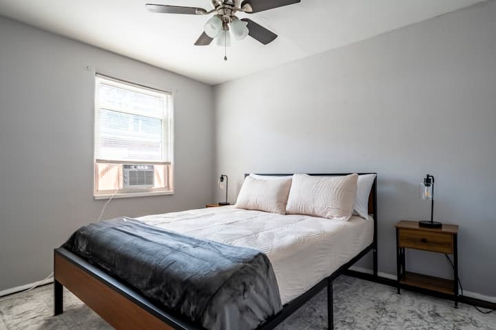 Charming 2 Bedroom Unit W/ Workspace + W/d - Beavercreek, OH