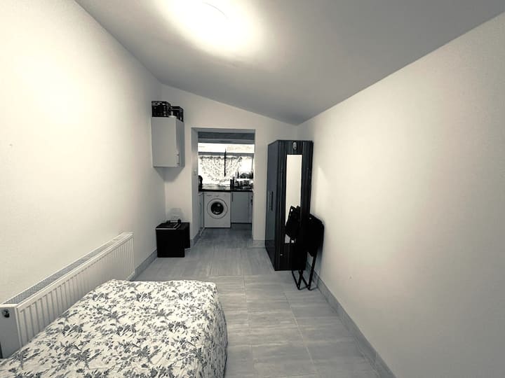 London Studio - Private Entrance - Barking