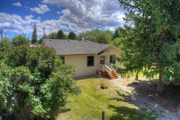 Cute Home One Block From River! - Ennis, MT