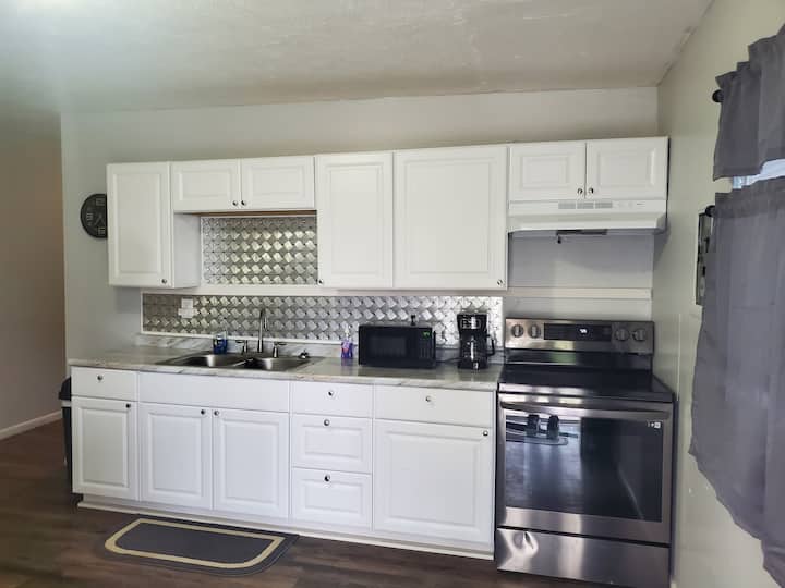 Spacious 4 Bedroom Great For Working Crews - Dayton, OH