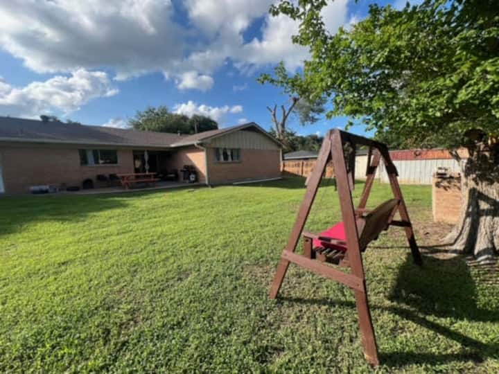 Bryan Manor - Aggie Abode - Bryan, TX