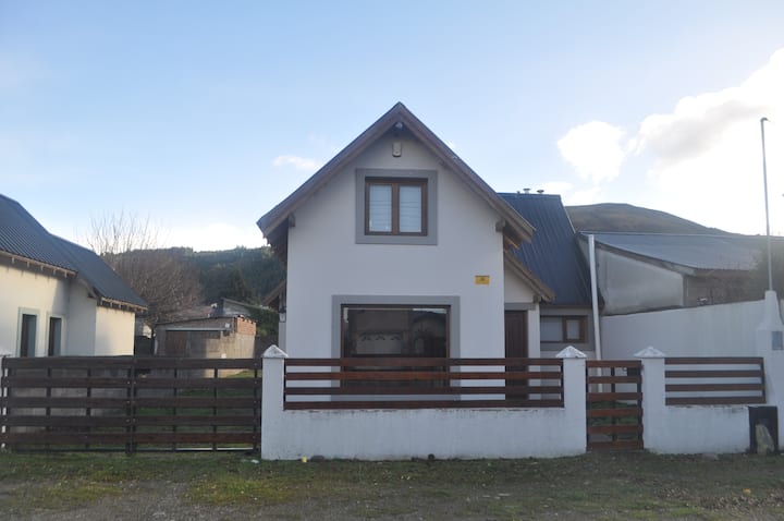Hermosa Casa Con Parque - Esquel