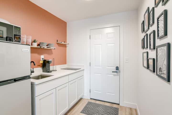 Room 102 - King W/ Kitchenette - Nonsmoking - Lincoln, NE