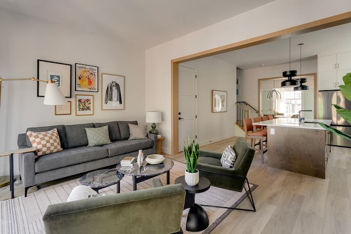 Modern Mansion - 5 Bedroom & 3.5 Bath - Calgary