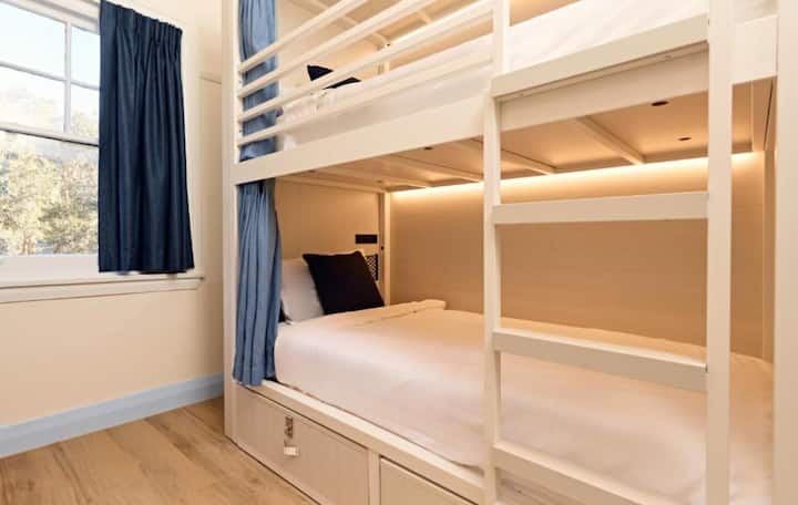 Bring It Out Of The Group Chat - 6 Beds, Ensuite - Mosman