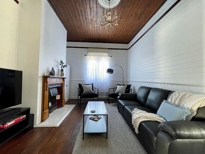 Brenenvale Cottage | Hunter Valley | Sleeps 6 - Kitchener
