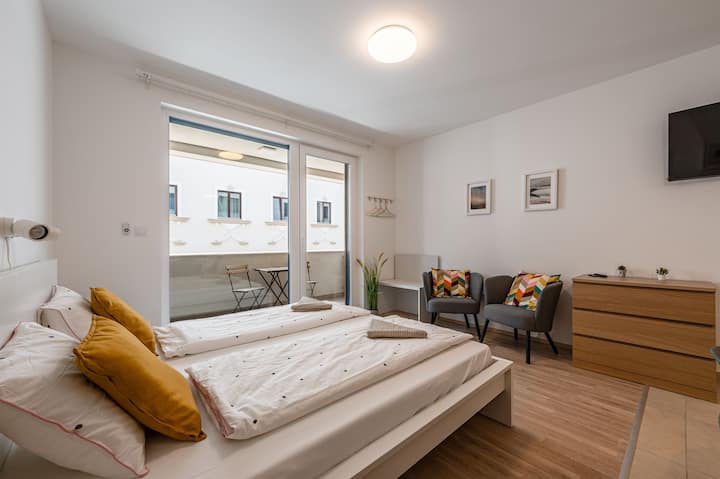 Big Condo With Garage & Balcony & Ac & Lift - Budapest