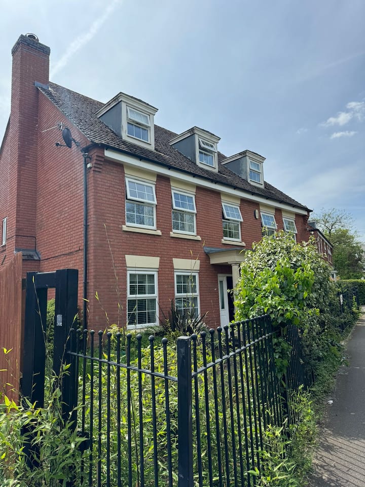 Cherry Tree Family Home - Shropshire