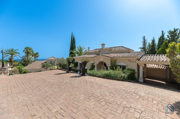 4 Bdrm Andalusian Villa W/ Cinema & Sea Views - Marbella