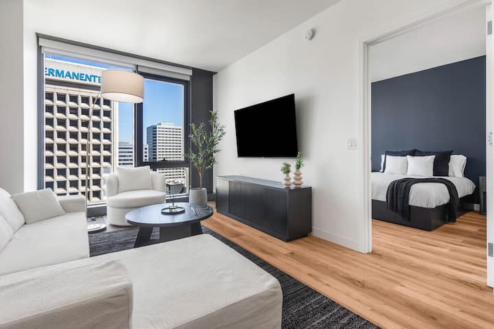Designer Highrise Condo Near Sf | Premier Gym, Spa - Oakland, CA