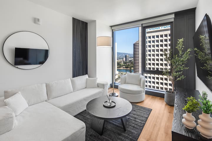 Designer Highrise Condo Near Sf | Premier Gym, Spa - Oakland, CA