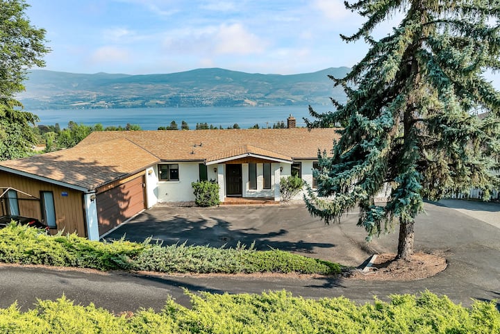 The Gregory | Lake Views, Hot Tub, Theatre & Pool - West Kelowna