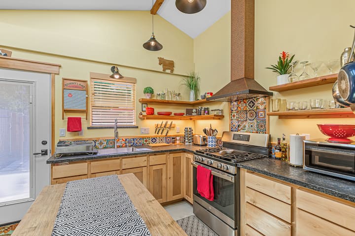 Walk To Downtown Gp/ Farmers Market/ Rouge River! - Grants Pass, OR