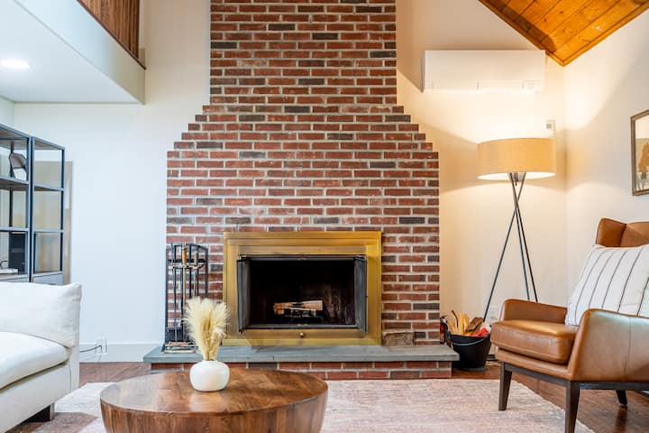Spacious Fam Retreat: Hot Tub, Fire Pit, Bbq - Catskill, NY