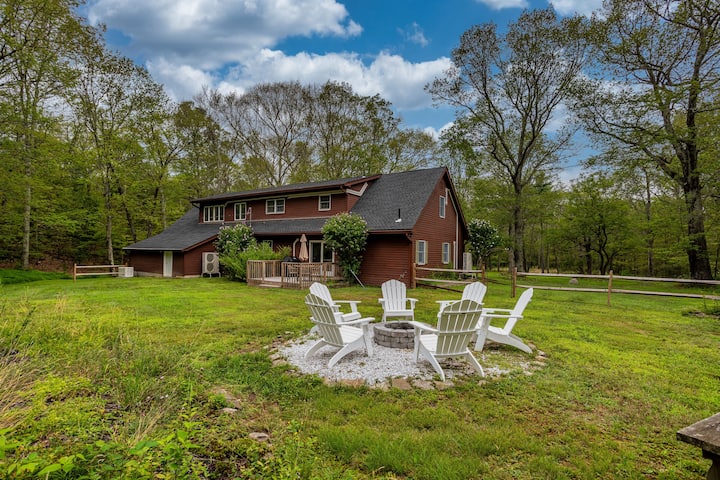 Spacious Fam Retreat: Hot Tub, Fire Pit, Bbq - Catskill, NY