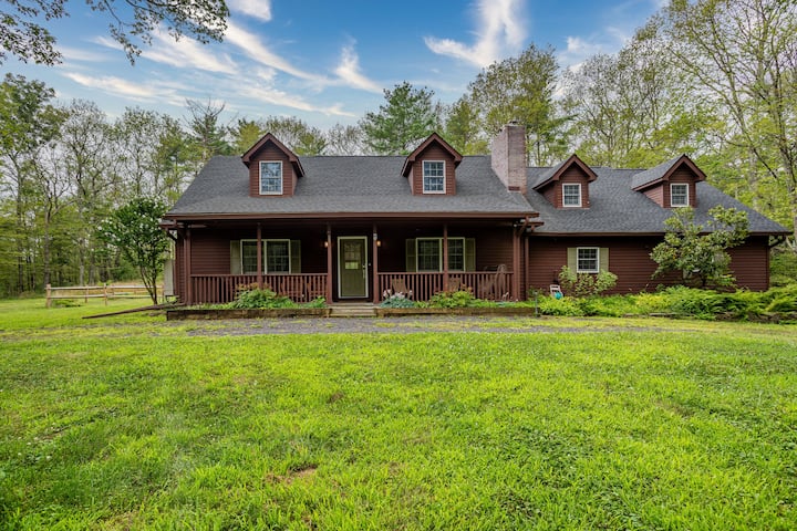 Spacious Fam Retreat: Hot Tub, Fire Pit, Bbq - Germantown, NY