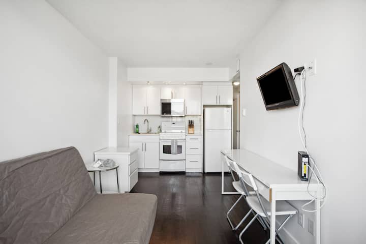 Perfect Location: Simple Accommodation - 1 Bedroom - Vancouver