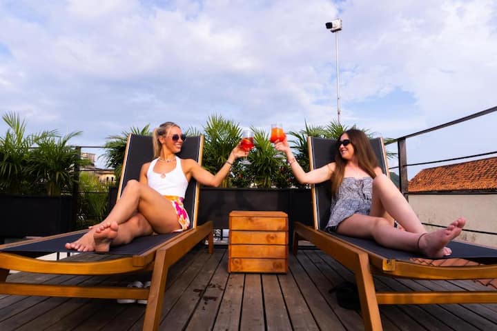 Deluxe Twin + Rooftop Pool & Bar - Cartagena, Colombia