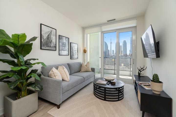Entire 2 Bedroom Condo, 1 Parking & Cn Tower View - Toronto
