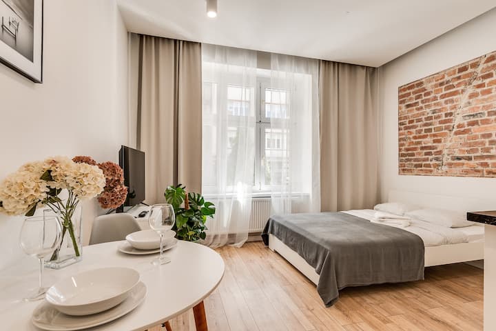 R_pow22_4b Bright Apartment In The City Center - 카토비세
