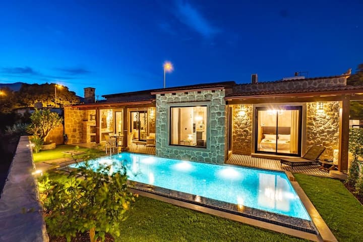 Bitez'de Tasarım Harikası ÖZel Havuzlu Taş Villa - Bitez