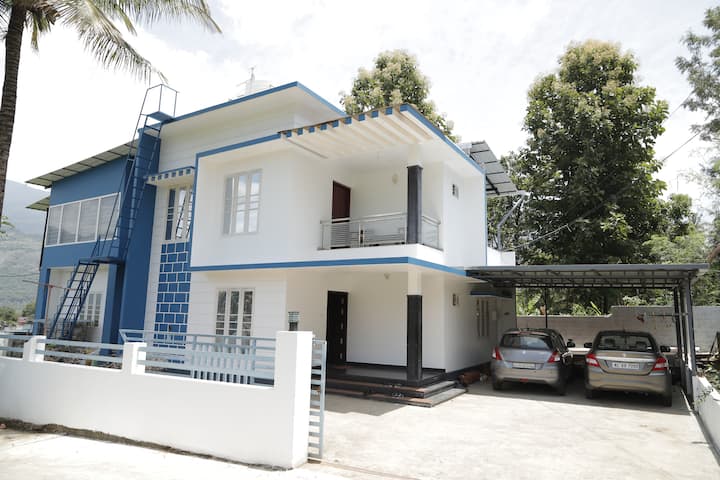 "Deluxe Double Room With Balcony". - Marayoor