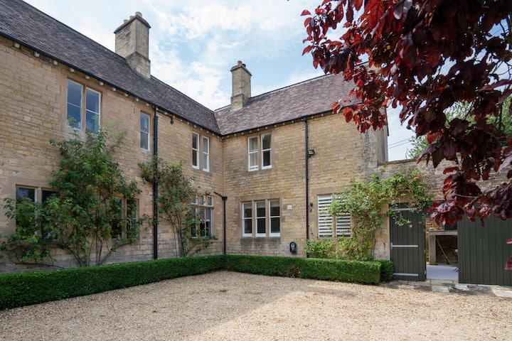 Cotswold Village Farmhouse |3 Ensuite Bed |Parking - Cirencester