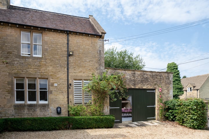 The West Wing | 4 Bed & Parking - Cirencester