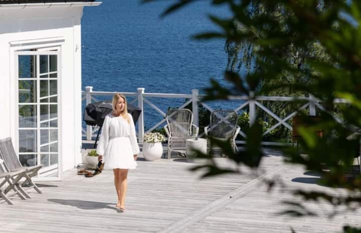 Exclusive Beachfront Villa - Karlstad