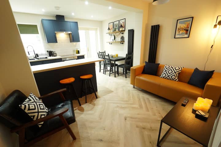 001 Luxury Private Female Only Room Plab2 (Room 1) - Salford