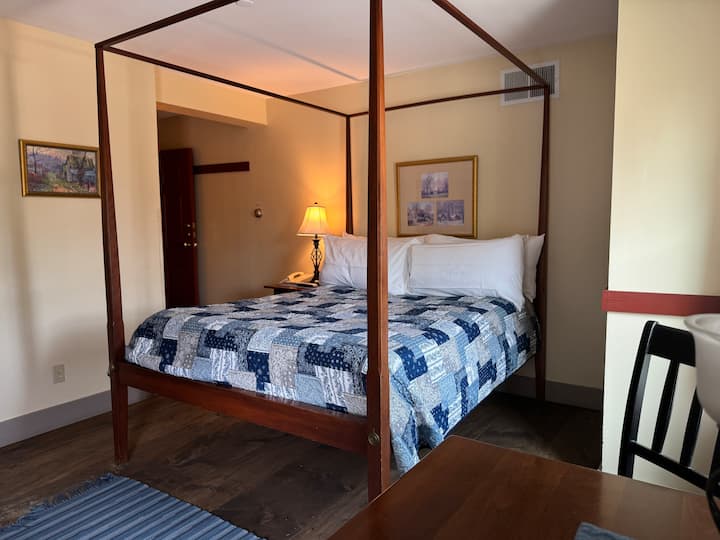 Artists Colony Inn / Standard Triple Room - Nashville, IN