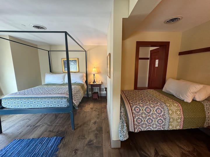 Artists Colony Inn / Deluxe Triple Room - Nashville, IN