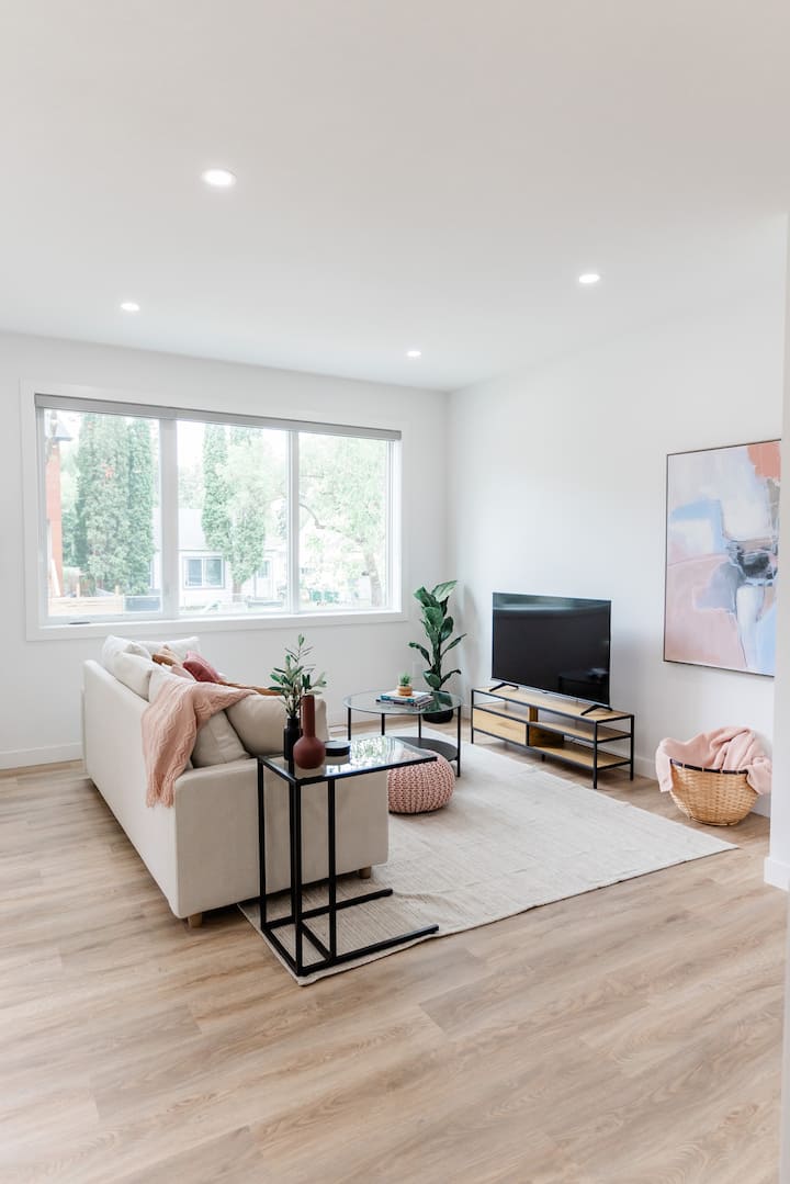 Cozy Home With Modern Comforts | Prime Location - Winnipeg