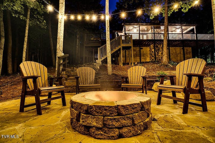 Foothills Retreat - Wears Valley, TN