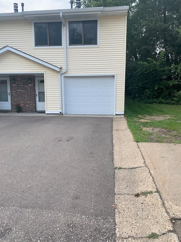 Town House In Eagan Mn - Minnesota Zoo, Apple Valley