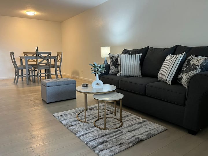 Lovely, Modern And Cozy Condo. - Tohono Chul Gardens, Galleries, and Bistro